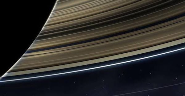 Saturno senza anelli: il fenomeno astronomico e la scoperta di 128 nuovi satelliti